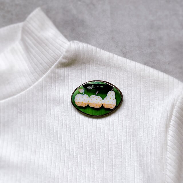 apple & pearブローチ ステンドグラスブローチ | iichi 日々の暮らしを心地よくするハンドメイドやアンティークのマーケットプレイス