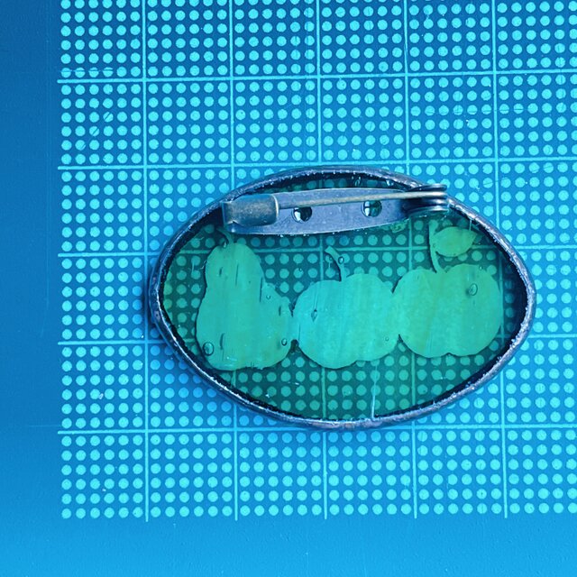 apple & pearブローチ ステンドグラスブローチ | iichi 日々の暮らしを心地よくするハンドメイドやアンティークのマーケットプレイス