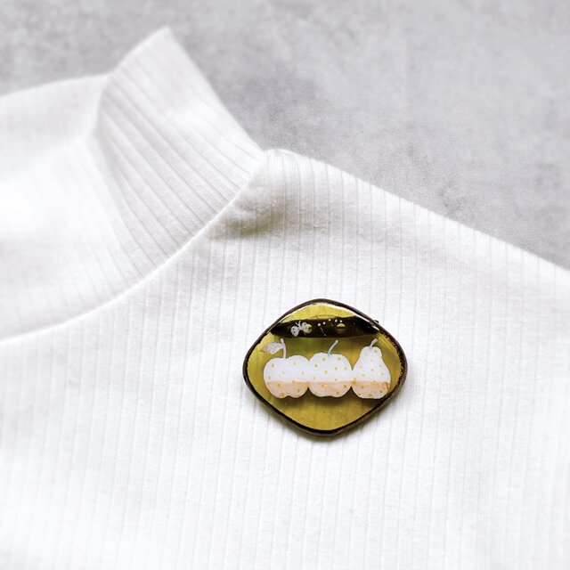 apple & pearブローチ ステンドグラスブローチ | iichi 日々の暮らしを心地よくするハンドメイドやアンティークのマーケットプレイス