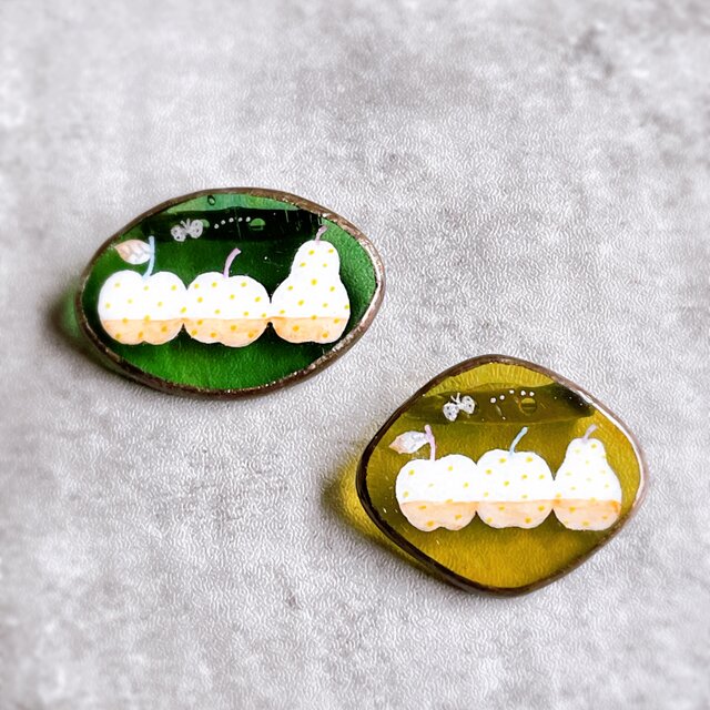 apple & pearブローチ ステンドグラスブローチ | iichi 日々の暮らしを心地よくするハンドメイドやアンティークのマーケットプレイス