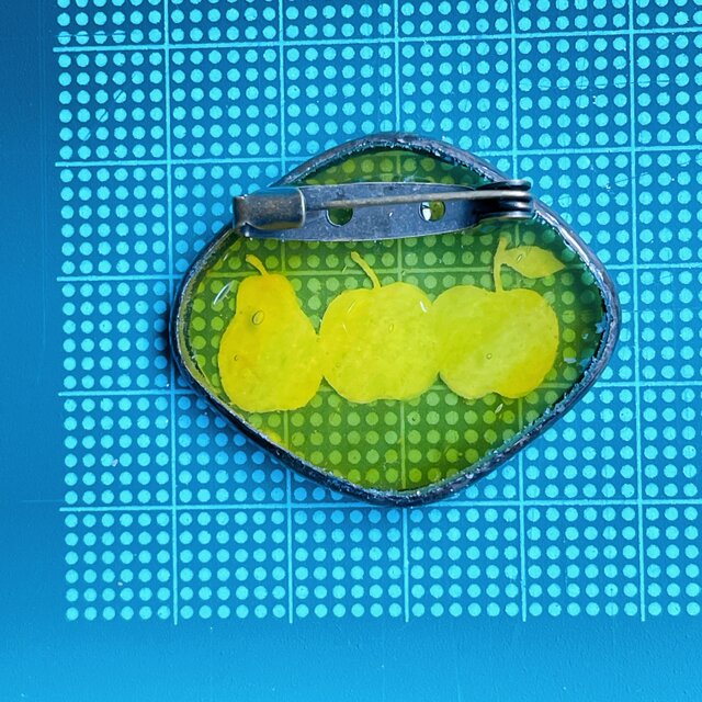 apple & pearブローチ ステンドグラスブローチ | iichi 日々の暮らしを心地よくするハンドメイドやアンティークのマーケットプレイス