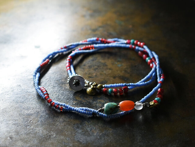 oldチベタンターコイズとシャン族カーネリアン、古代水晶、ゼニスブルーシードビーズ、金赤ホワイトハーツの2連ネックレス | iichi 日々の暮らしを心地よくするハンドメイドやアンティークの ...