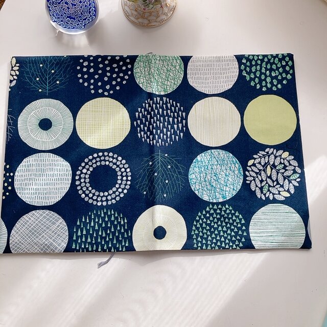 【B5サイズ用】紺地北欧大丸柄 教科書カバー・ノートカバー・ブックカバー | iichi 日々の暮らしを心地よくするハンドメイドやアンティークのマーケットプレイス