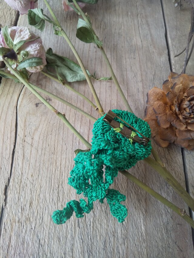 レース糸の可憐なブローチ | iichi 日々の暮らしを心地よくするハンドメイドやアンティークのマーケットプレイス