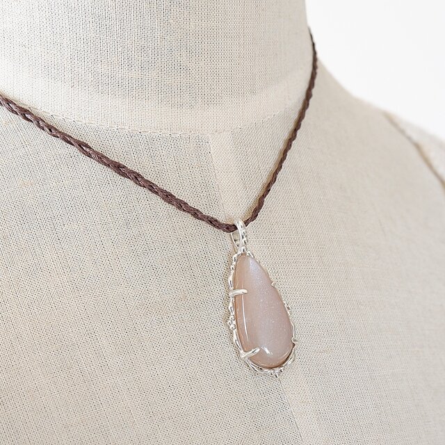 ～ホッとする優しい輝き～ ピンクベージュ・ムーンストーンの粒飾りペンダント 天然石アクセサリー 一点物 macari | iichi 日々の暮らしを心地よくするハンドメイドやアンティークの ...