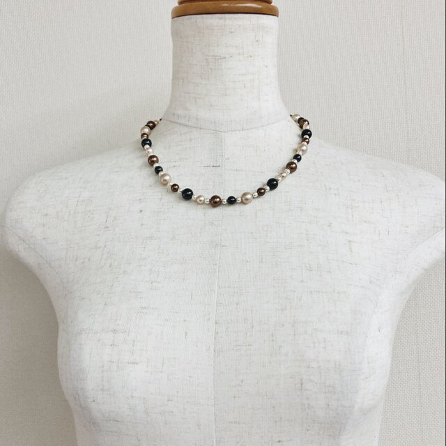 ガラスパールmixカラーネックレスM/8mm約45cm+5cm/ブラウンxベージュmix/R/made in japan | iichi 日々の暮らしを心地よくするハンドメイドやアンティークの ...