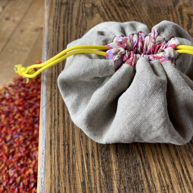 リネンのまんまるポーチ no 216 | iichi 日々の暮らしを心地よくするハンドメイドやアンティークのマーケットプレイス