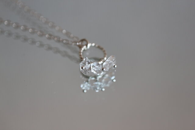 ハーキマーダイヤモンドの揺れるネックレス sterling silver | iichi 日々の暮らしを心地よくするハンドメイドやアンティークのマーケットプレイス