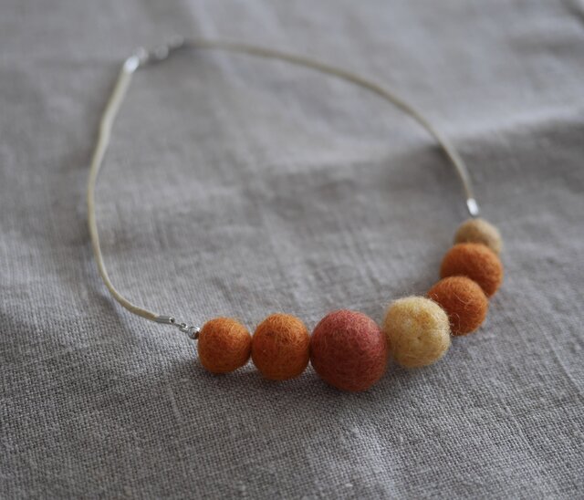 フェルトボールのネックレス | iichi 日々の暮らしを心地よくするハンドメイドやアンティークのマーケットプレイス