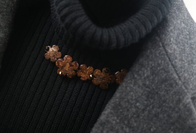 【ブロンザイト】の花びらブローチ | iichi 日々の暮らしを心地よくするハンドメイドやアンティークのマーケットプレイス