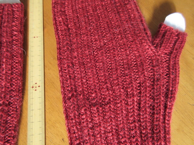 シルク・アルパカ混の手編みのハンドウォーマー | iichi 日々の暮らしを心地よくするハンドメイドやアンティークのマーケットプレイス