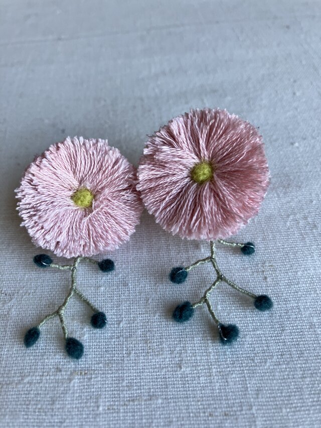 Round flower earrings | iichi 日々の暮らしを心地よくするハンドメイドやアンティークのマーケットプレイス