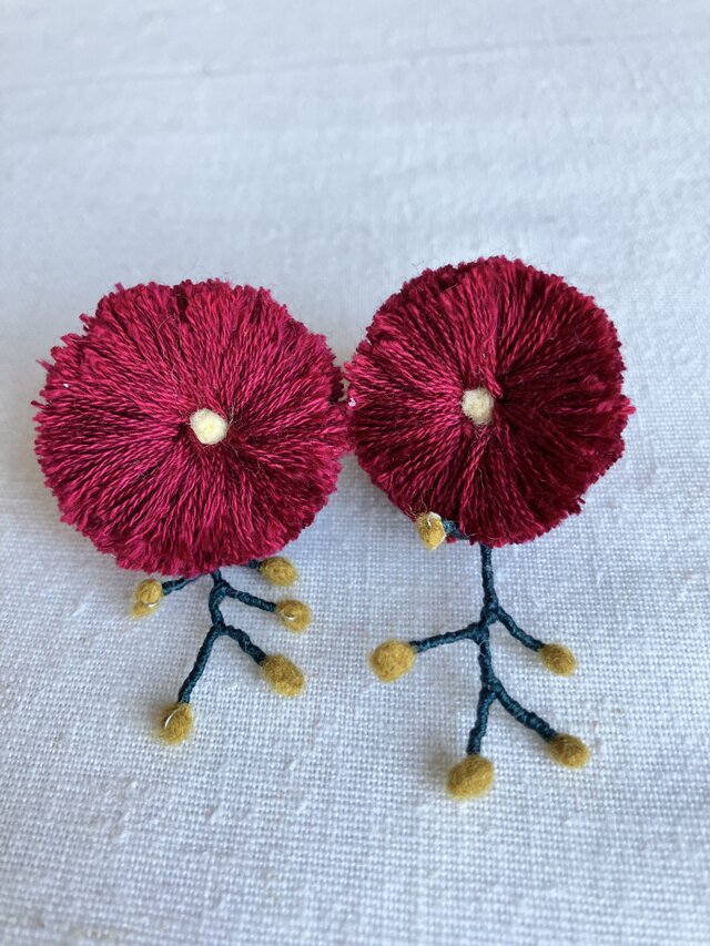 Round flower earrings | iichi 日々の暮らしを心地よくするハンドメイドやアンティークのマーケットプレイス