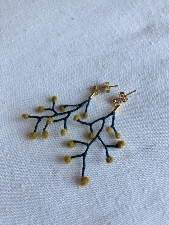 Small seed earrings | iichi 日々の暮らしを心地よくするハンドメイドやアンティークのマーケットプレイス