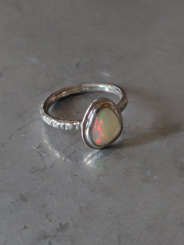 オパールシルバーリング#9.5 | iichi 日々の暮らしを心地よくするハンドメイドやアンティークのマーケットプレイス