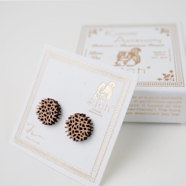 【木tch】クルミの木・ピアス（ミニ）twig / 小枝ー | iichi 日々の暮らしを心地よくするハンドメイドやアンティークのマーケットプレイス