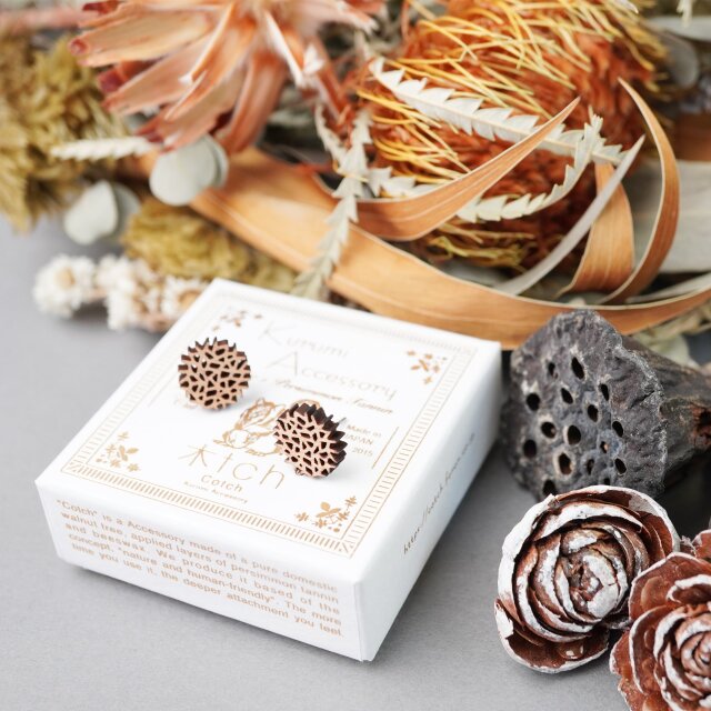 【木tch】クルミの木・ピアス（ミニ）twig / 小枝ー | iichi 日々の暮らしを心地よくするハンドメイドやアンティークのマーケットプレイス