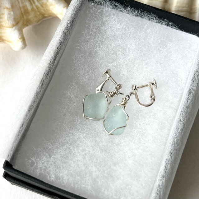 《Silver925》空色シーグラスが揺れるイヤリング | iichi 日々の暮らしを心地よくするハンドメイドやアンティークのマーケットプレイス