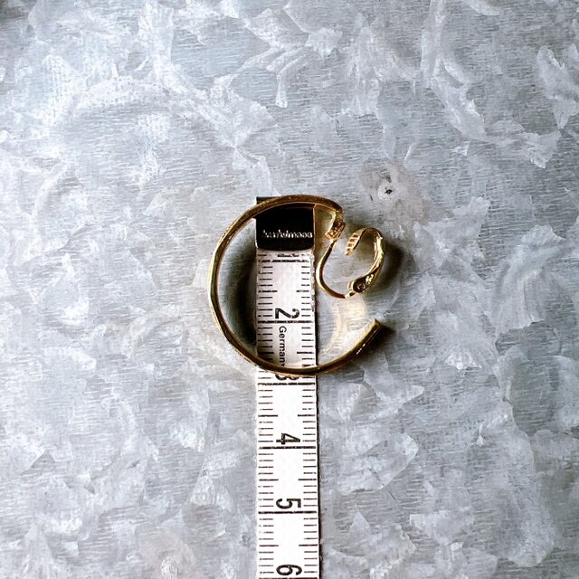 Y1072-ヴィンテージイヤリング U.S.A. 1980s Gold Tone Textured Hoop Earrings | iichi 日々の暮らしを心地よくするハンドメイドや ...