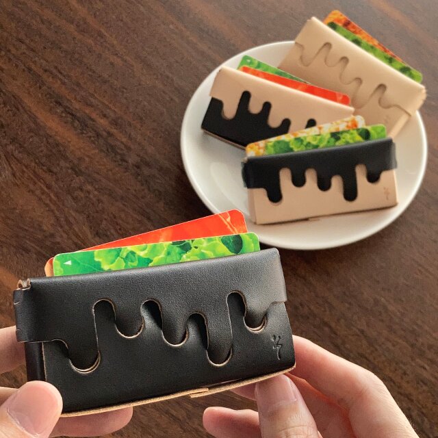 【名刺・カード入れ】革 ログウッド染め 草木染め 縫わない たくさん入る 大容量 【黒こげサンドver.】 | iichi 日々の暮らしを心地よくするハンドメイドやアンティークのマーケットプレイス