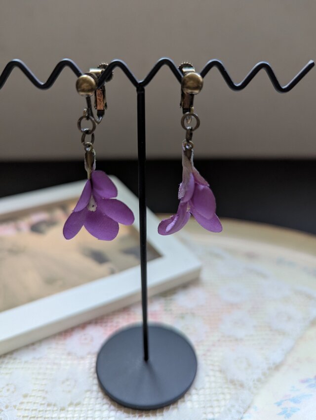 イヤリング野すみれ（バイオレット色）D79 | iichi 日々の暮らしを心地よくするハンドメイドやアンティークのマーケットプレイス