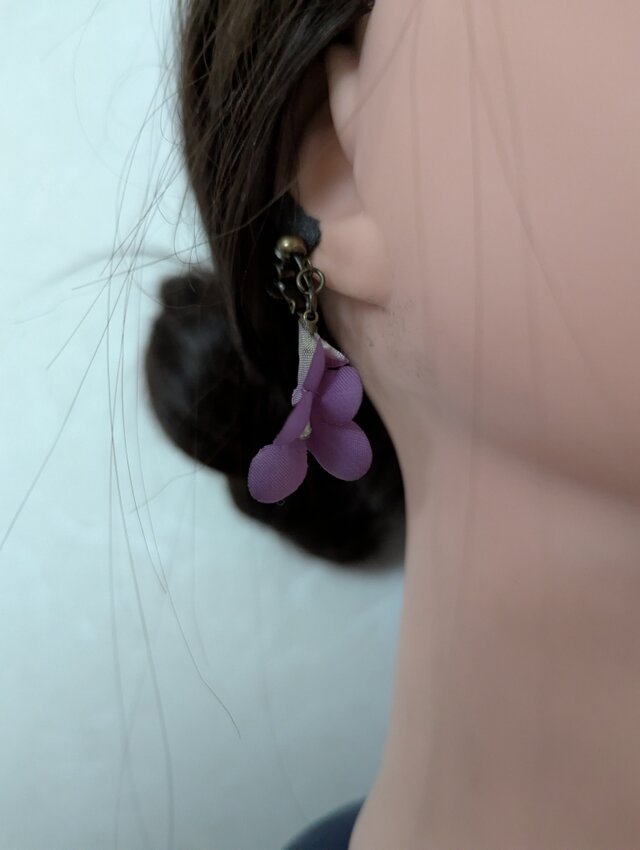 イヤリング野すみれ（バイオレット色）D79 | iichi 日々の暮らしを心地よくするハンドメイドやアンティークのマーケットプレイス
