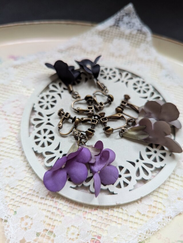 イヤリング野すみれ（バイオレット色）D79 | iichi 日々の暮らしを心地よくするハンドメイドやアンティークのマーケットプレイス