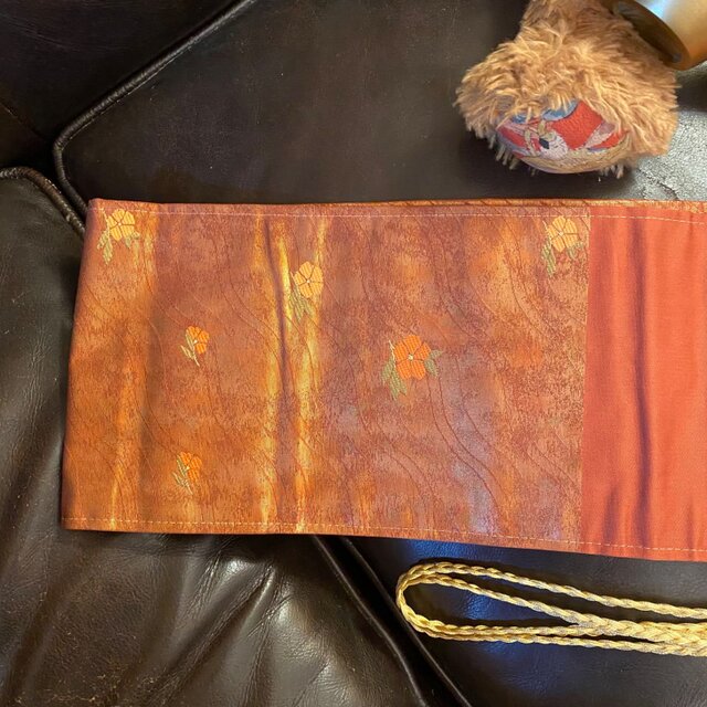 和洋折衷 名古屋帯 サッシュベルト 和装アクセサリー 飾り帯 着物コーデ 流水文様とお花柄 L〜LL ROB-32 | iichi 日々の暮らしを心地よくするハンドメイドやアンティークの ...