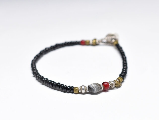 古代瑪瑙と濃赤ホワイトハーツ、oldチンシルバー＆オリッサブラス、漆黒ビーズのブレス | iichi 日々の暮らしを心地よくするハンドメイドやアンティークのマーケットプレイス