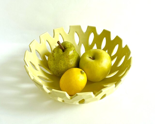 フルーツボウル 菓子鉢（レモンイエロー）Fruits bowl (lemon yellow) 陶磁器製 | iichi 日々の暮らしを心地よくするハンドメイドやアンティークのマーケットプレイス
