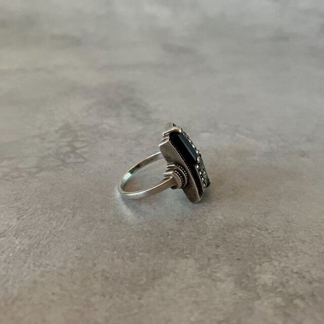 022 ヴィンテージ オニキスとカルセドニー「旅するリング」 | iichi 日々の暮らしを心地よくするハンドメイドやアンティークのマーケットプレイス