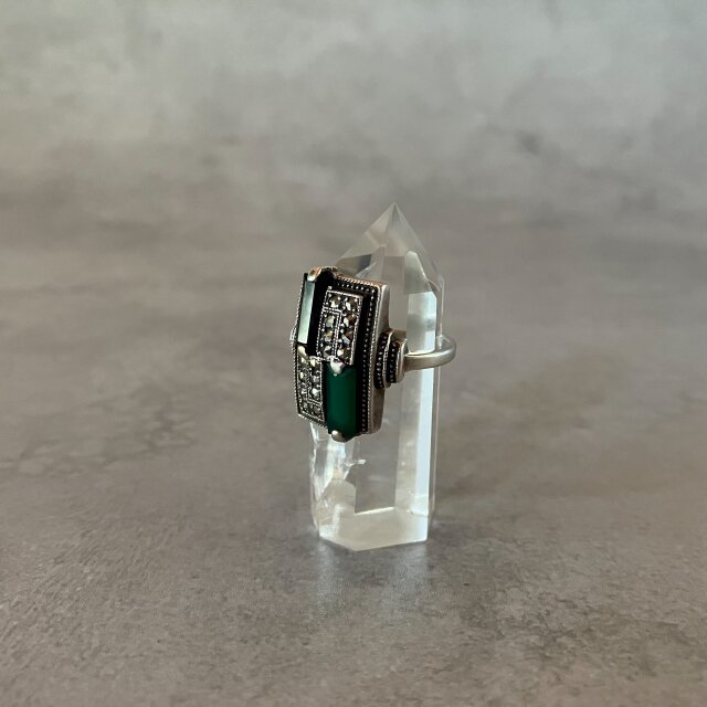 022 ヴィンテージ オニキスとカルセドニー「旅するリング」 | iichi 日々の暮らしを心地よくするハンドメイドやアンティークのマーケットプレイス