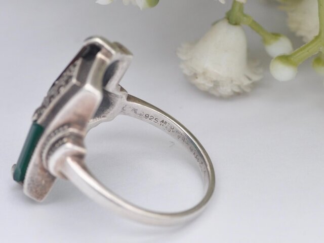 022 ヴィンテージ オニキスとカルセドニー「旅するリング」 | iichi 日々の暮らしを心地よくするハンドメイドやアンティークのマーケットプレイス