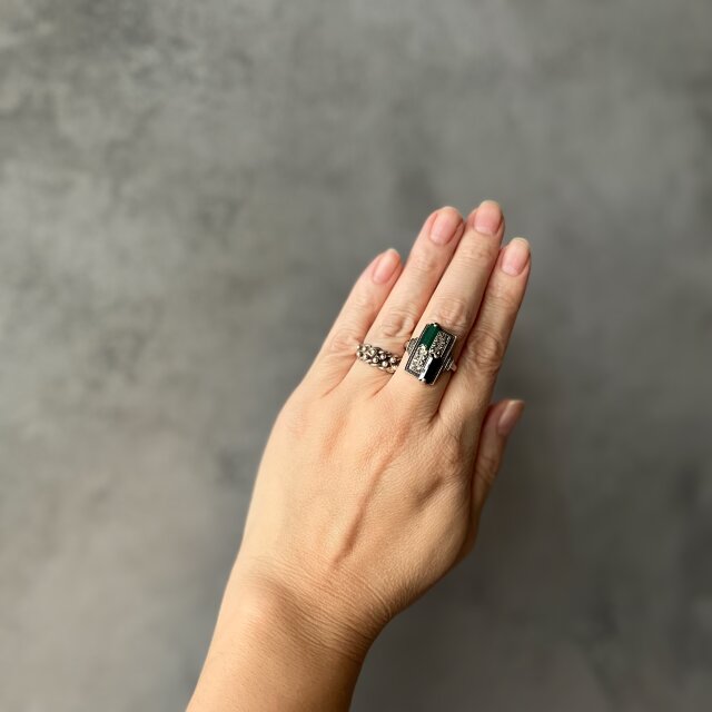 022 ヴィンテージ オニキスとカルセドニー「旅するリング」 | iichi 日々の暮らしを心地よくするハンドメイドやアンティークのマーケットプレイス