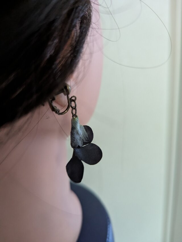 イヤリング野すみれ（ブラック色）D80 | iichi 日々の暮らしを心地よくするハンドメイドやアンティークのマーケットプレイス