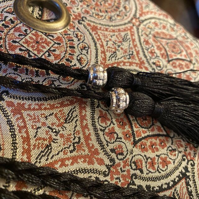 和洋折衷 名古屋帯 サッシュベルト 飾り帯 リメイク 黒とピンクのコントラストが際立つ 美しい模様 L〜LL ROB-47 | iichi 日々の暮らしを心地よくするハンドメイドやアンティーク ...