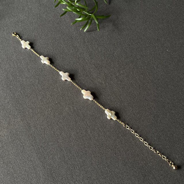 淡水パール クロス型モチーフ・ブレスレット K14GF | iichi 日々の暮らしを心地よくするハンドメイドやアンティークのマーケットプレイス