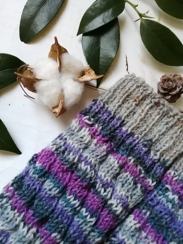 【M】紫の花の海〜オパール毛糸のスパイラル編みレッグウォーマー | iichi 日々の暮らしを心地よくするハンドメイドやアンティークのマーケットプレイス
