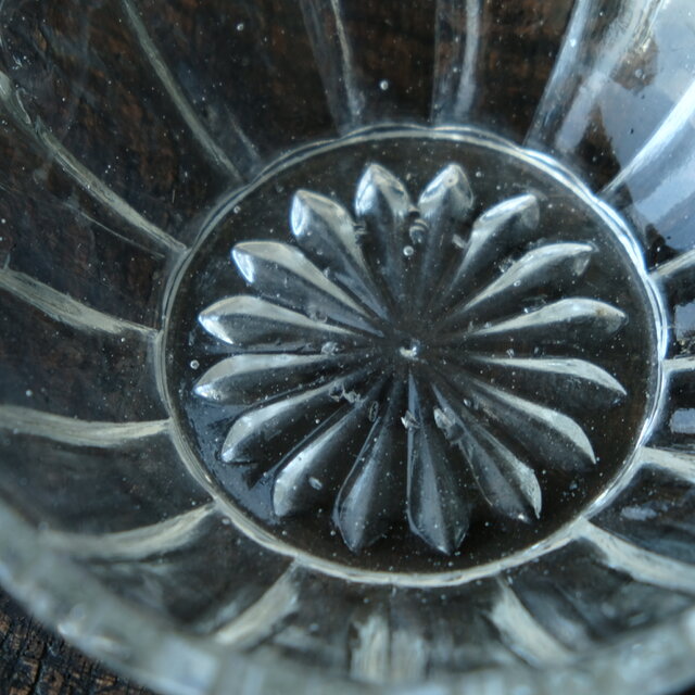 【特価¥2500→¥1800】花形で素敵 見込みに花文様。大正時代 プレスガラス深皿 古民家 古道具 骨董/antique | iichi 日々の暮らしを心地よくするハンドメイドやアンティーク ...