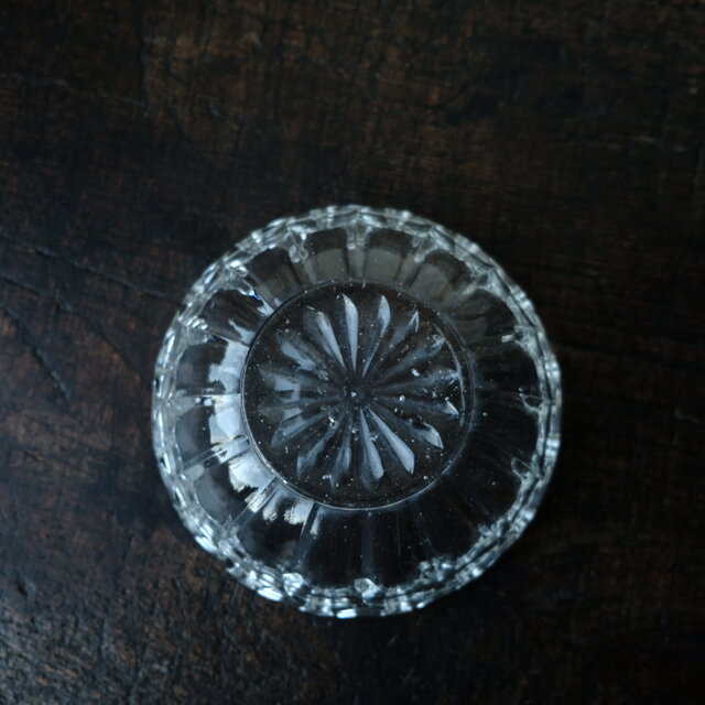 【特価¥2500→¥1800】花形で素敵 見込みに花文様。大正時代 プレスガラス深皿 古民家 古道具 骨董/antique | iichi 日々の暮らしを心地よくするハンドメイドやアンティーク ...