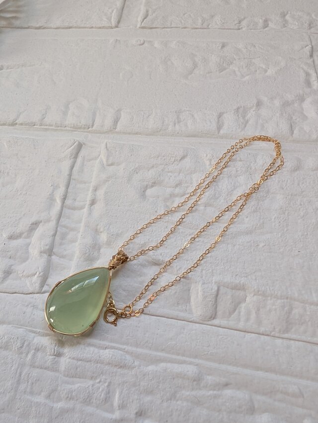 グリーンサーペンティン ウイグル産 女神巻き® ペンダントトップ | iichi 日々の暮らしを心地よくするハンドメイドやアンティークのマーケットプレイス