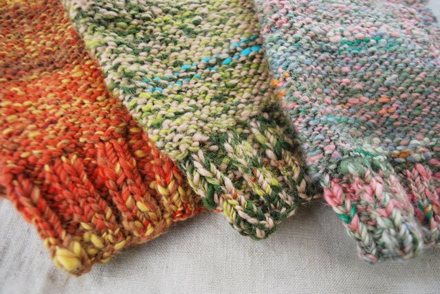 手つむぎ手編みのハンドウォーマー orange yellow | iichi 日々の暮らしを心地よくするハンドメイドやアンティークのマーケットプレイス