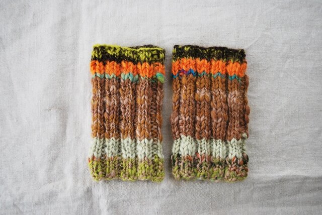 手つむぎ手編みのリストウォーマー 04 | iichi 日々の暮らしを心地よくするハンドメイドやアンティークのマーケットプレイス