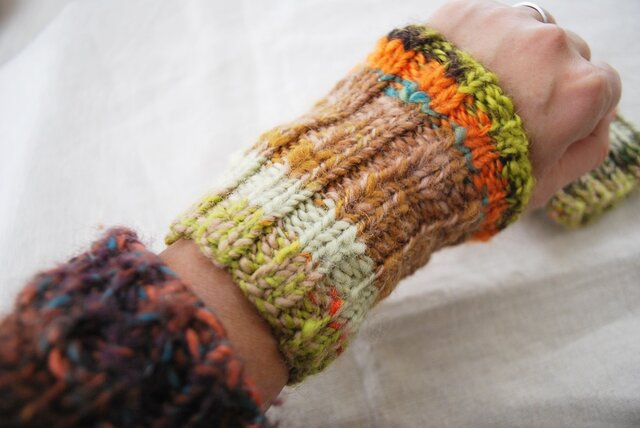 手つむぎ手編みのリストウォーマー 04 | iichi 日々の暮らしを心地よくするハンドメイドやアンティークのマーケットプレイス