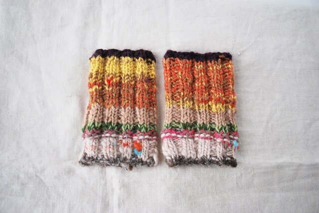 手つむぎ手編みのリストウォーマー 03 | iichi 日々の暮らしを心地よくするハンドメイドやアンティークのマーケットプレイス