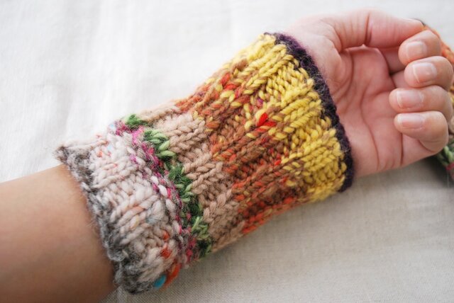 手つむぎ手編みのリストウォーマー 03 | iichi 日々の暮らしを心地よくするハンドメイドやアンティークのマーケットプレイス