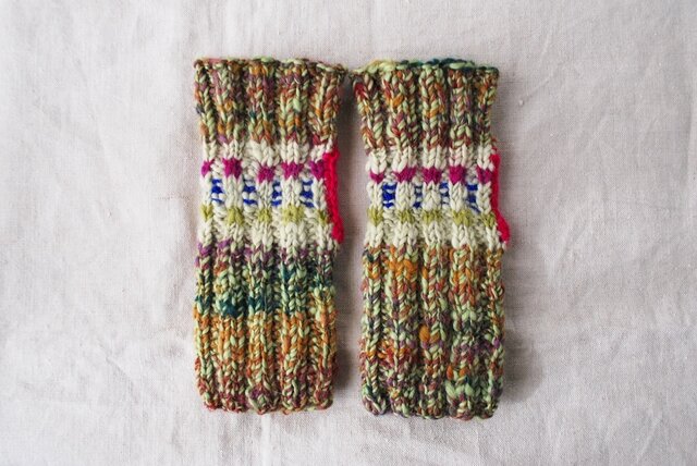 手つむぎ手編みのアームウォーマー 02 | iichi 日々の暮らしを心地よくするハンドメイドやアンティークのマーケットプレイス