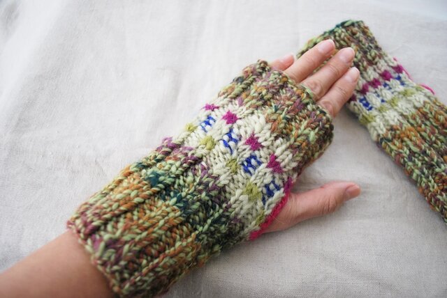 手つむぎ手編みのアームウォーマー 02 | iichi 日々の暮らしを心地よくするハンドメイドやアンティークのマーケットプレイス