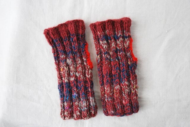 手つむぎ手編みのアームウォーマー 01 | iichi 日々の暮らしを心地よくするハンドメイドやアンティークのマーケットプレイス