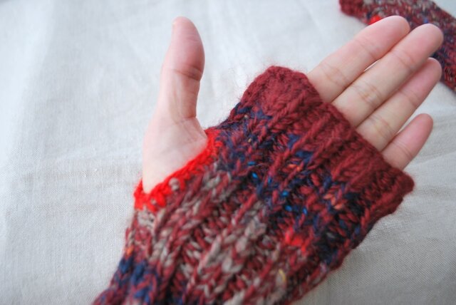 手つむぎ手編みのアームウォーマー 01 | iichi 日々の暮らしを心地よくするハンドメイドやアンティークのマーケットプレイス